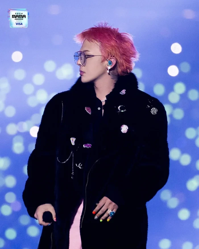 G-DRAGON is the center of attention at MAMA 2025 with his solo ...