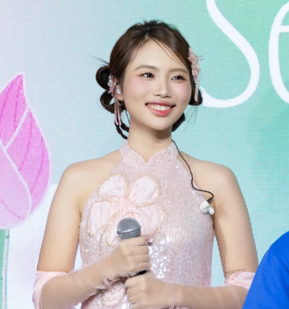 Phương Mỹ Chi diện áo dài truyền thống, nhắn gửi đồng bào vùng lũ 10 từ xúc động | Sao đẹp | Sao ...