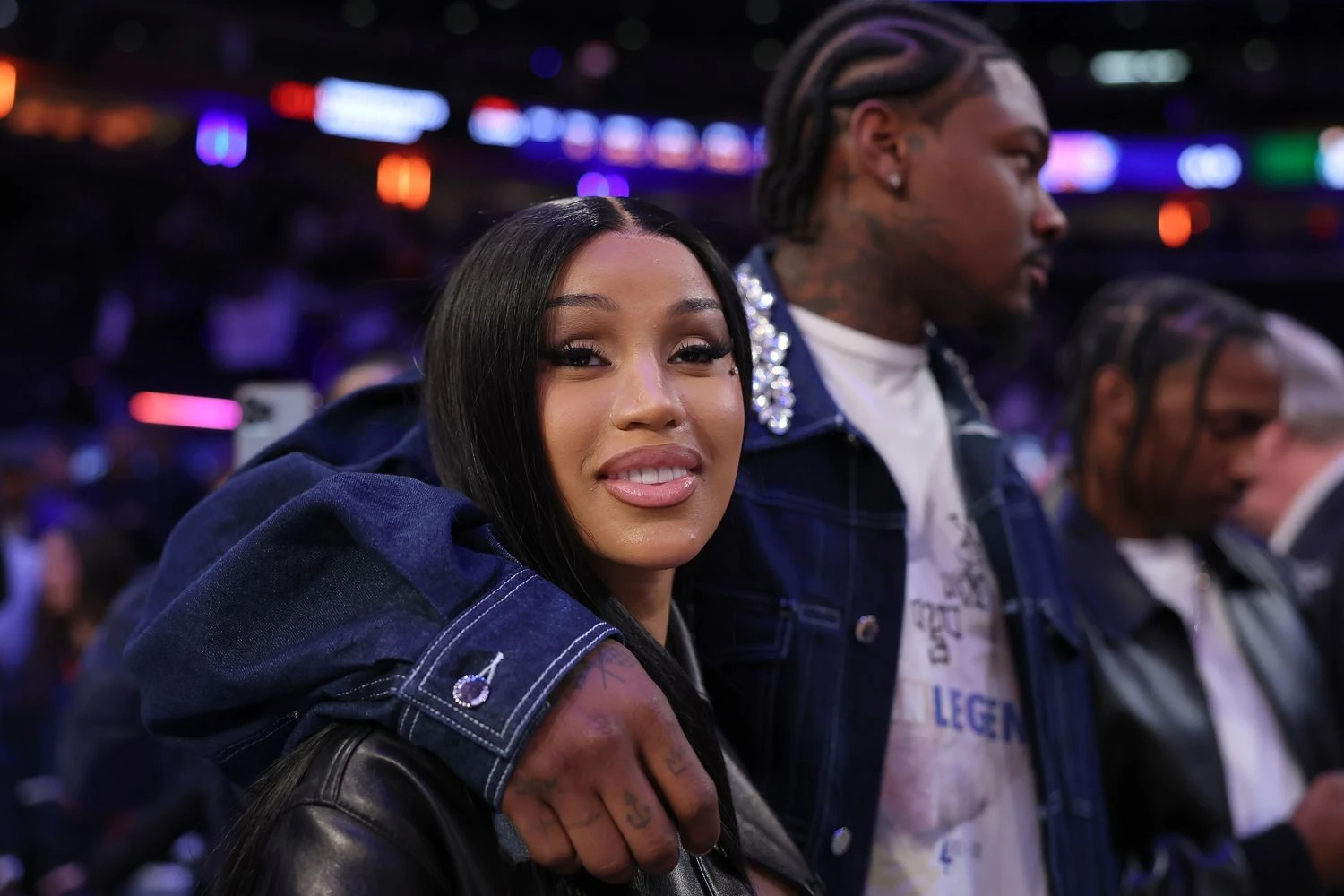 Cardi B hạ sinh con trai đầu tiên với Stefon Diggs, nhanh chóng tái ...