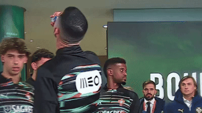 Cristiano Ronaldo uống một ngụm nước ngọt, cả thế giới xôn xao, lý do ...