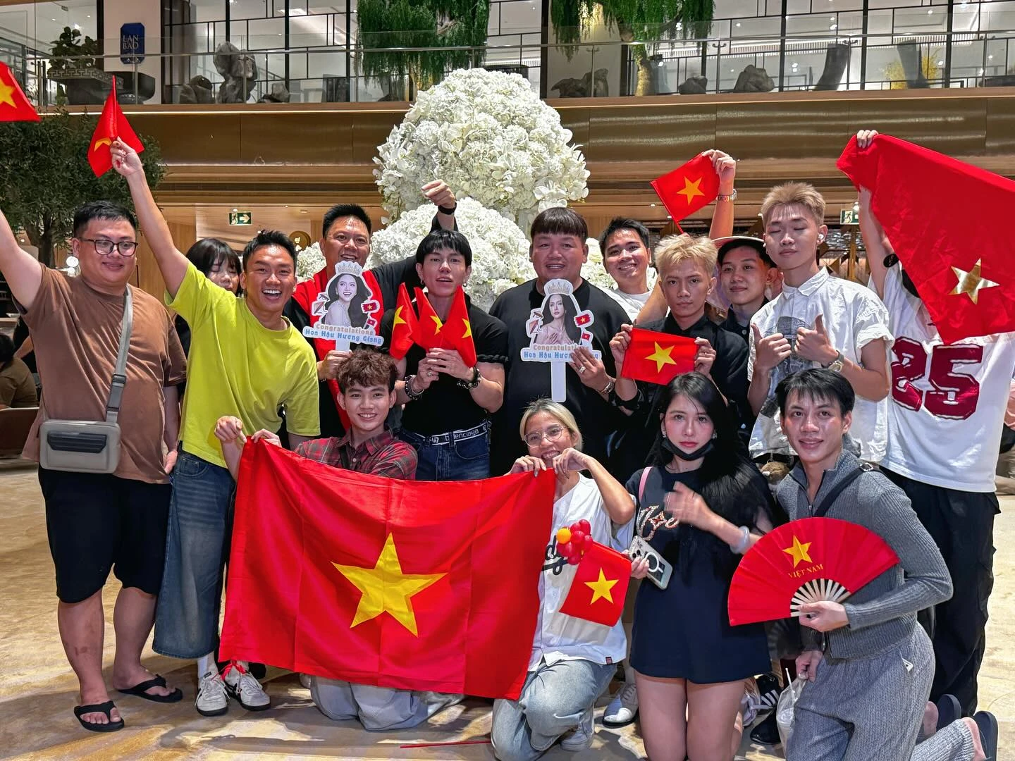 Hương Giang được fan Việt sang Thái ủng hộ, MU làm 1 hành động, Nawat ...