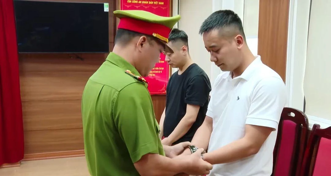 Quang Linh lộ ánh mắt kỳ lạ khi ra toà, mặt đầy mụn, nhìn sang Thuỳ ...