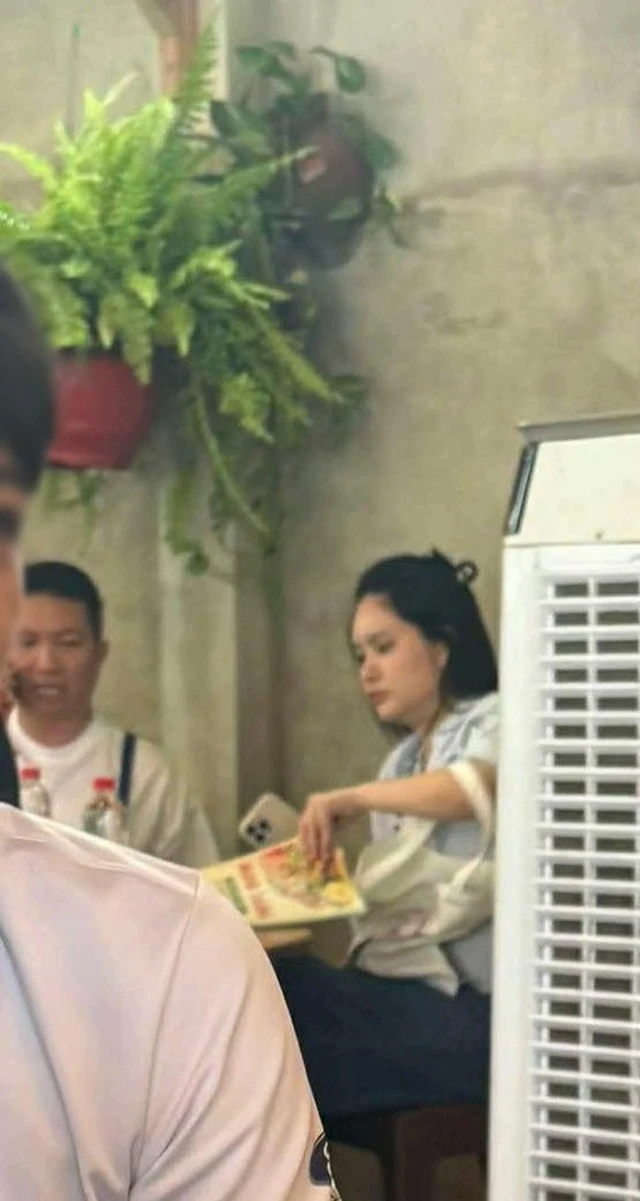 Doan Di Bang sneered, holding her husband's hand tightly when the police searched the house ...