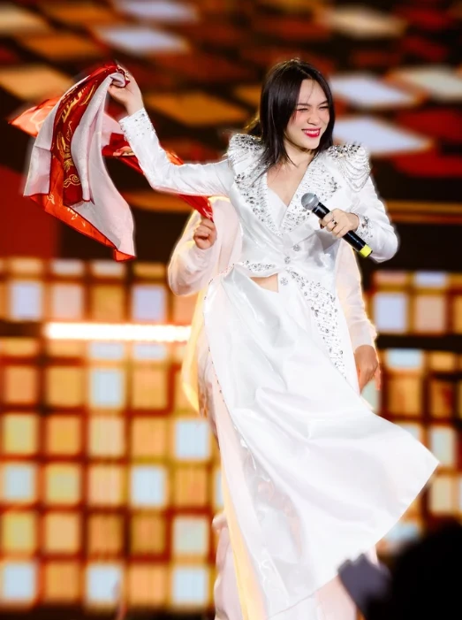 Mỹ Tâm faces intense debt collection demands from die-hard fans in Hue ...