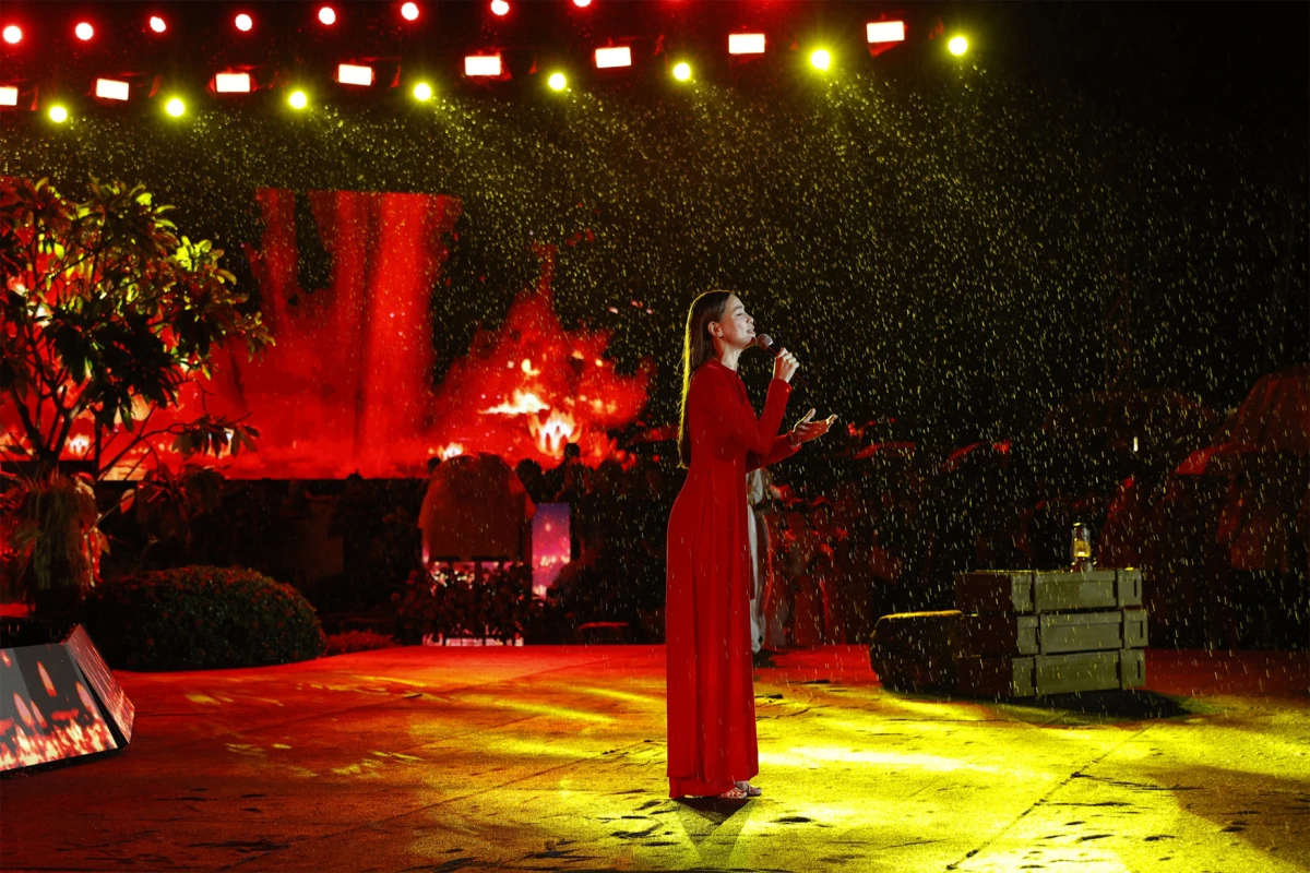 Ha Ho sings in the rain to commemorate heroic martyrs, a rare attempt ...