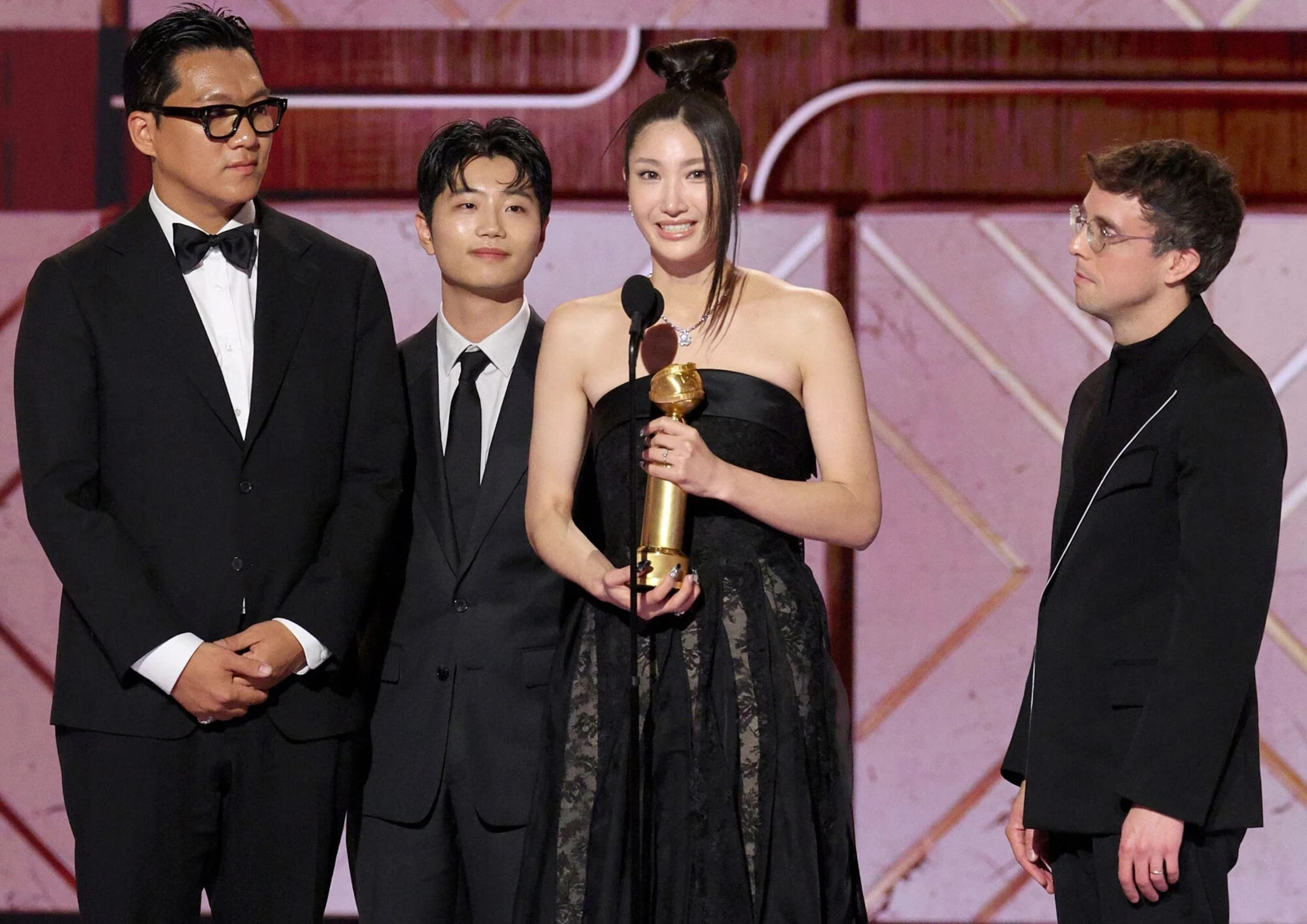 EJAE bursts into tears at the Golden Globes, revealing 10 years of ...