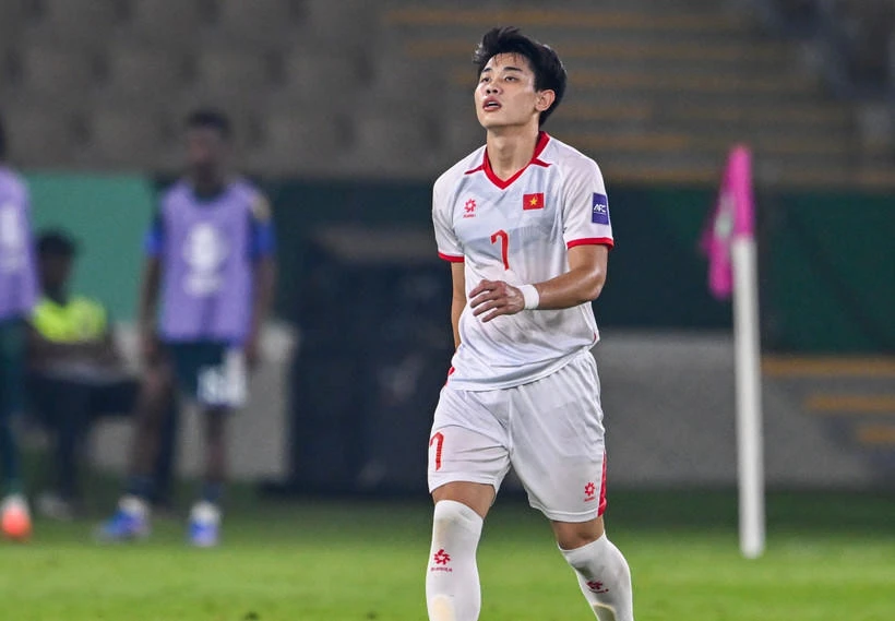 Dinh Bac receives a yellow card, Korean media makes shocking statement ...