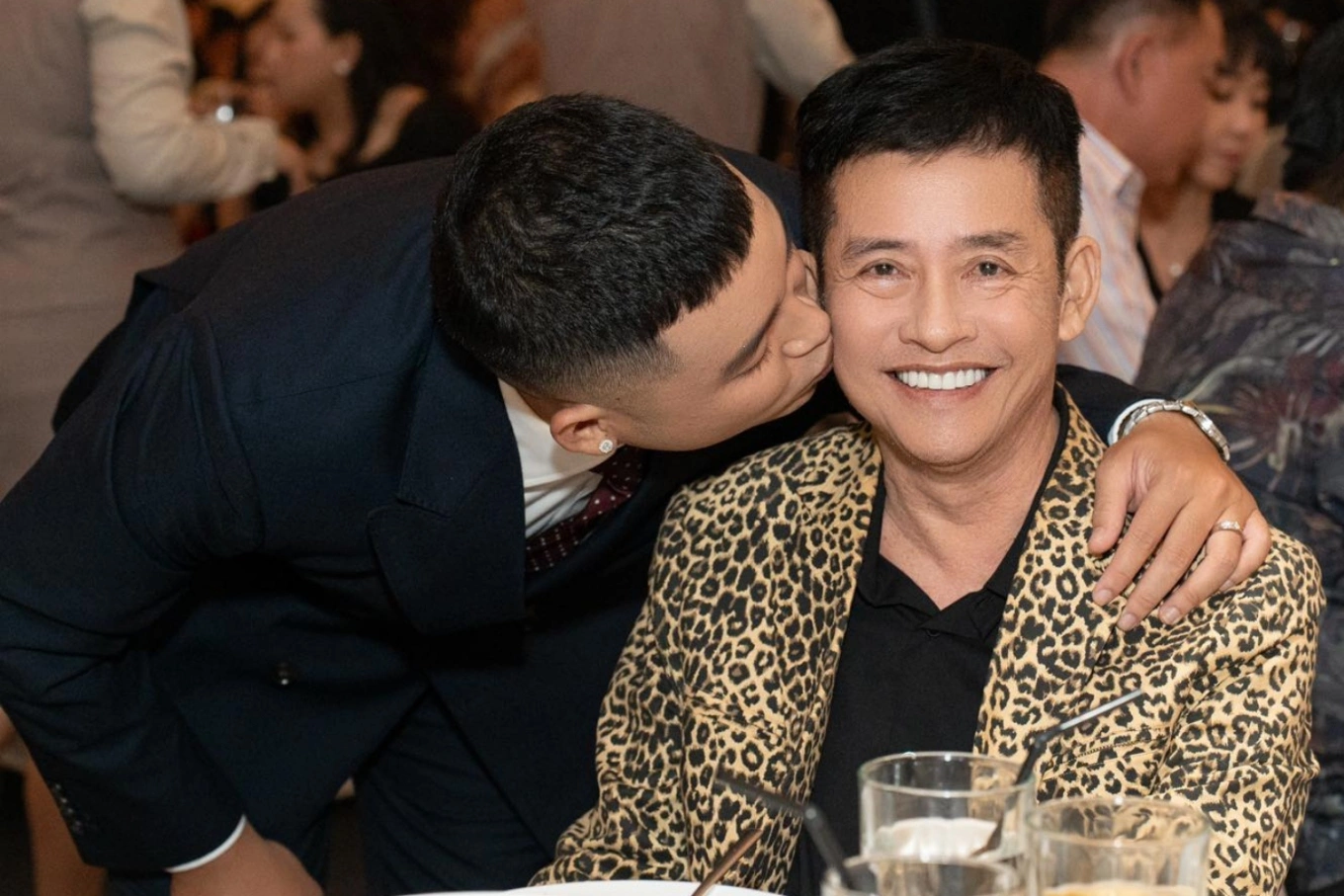 Tan Beo attended his birthday party without being invited, so Tan Bo ...