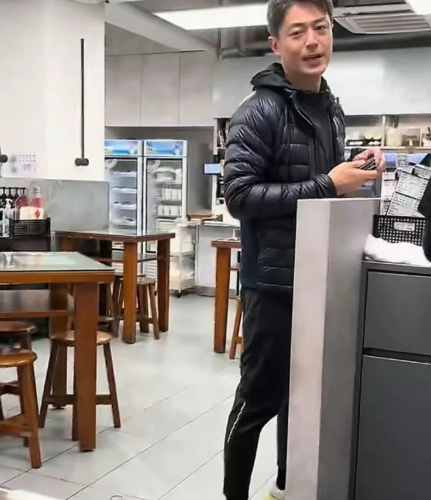 Hoắc Kiến Hoa viral vì trả tiền cơm cho fan, lộ thói quen kỳ lạ của sao ...