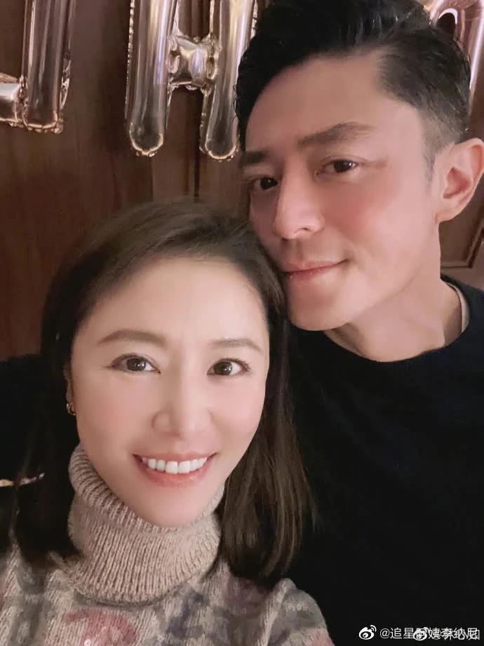 Wallace Huo goes viral for paying for a fan's meal, revealing a strange ...