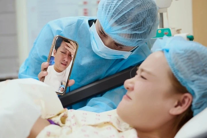 Nha Phuong cries, recounts giving birth to her third child alone, while ...