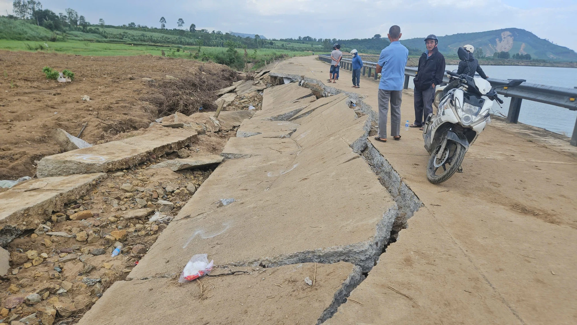 Dak Lak embankment collapse: 2 couples died, poor villages covered with ...