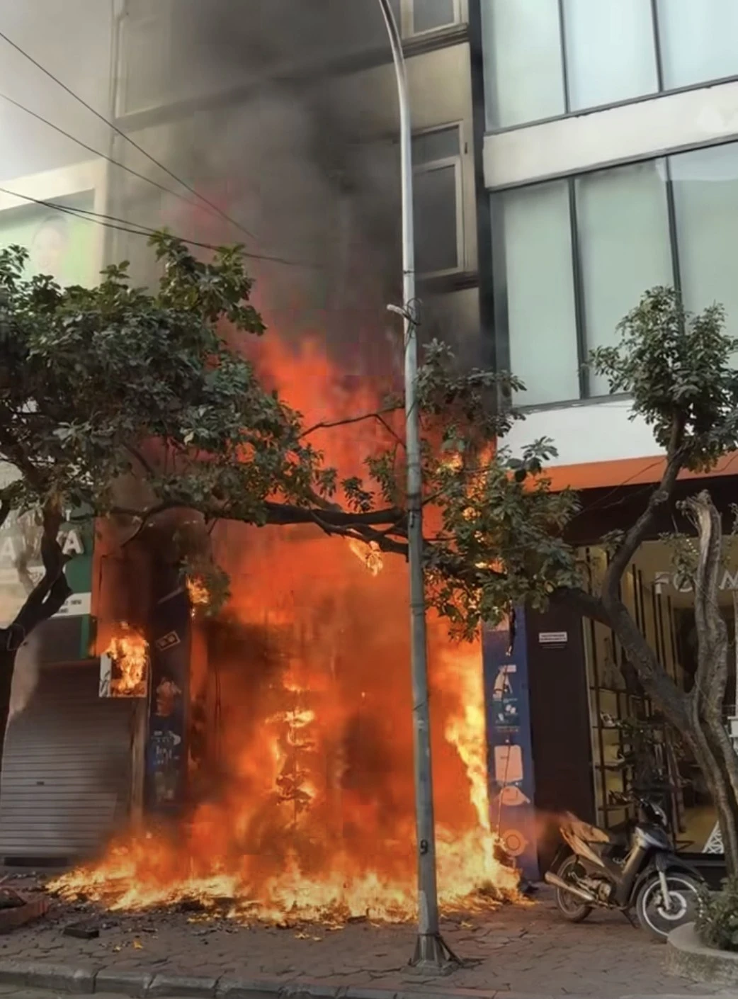 Fire in a 7-storey house in Hanoi: The owner jumped to escape, a 100 ...